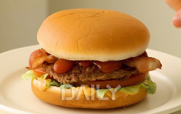 데일리 - 알바생도 쉬는 시간에 '슥' 만들어 먹는 맛있는 햄버거 푸드 햄버거,햄버거메뉴,햄버거종류,햄버거추천,햄버거프랜차이즈 ...