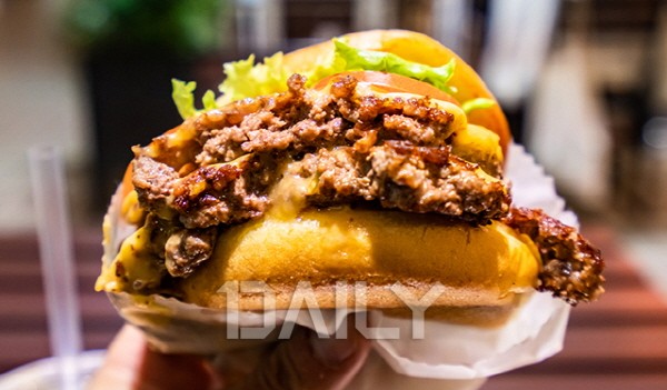 데일리 - 알바생도 쉬는 시간에 '슥' 만들어 먹는 맛있는 햄버거 푸드 햄버거,햄버거메뉴,햄버거종류,햄버거추천,햄버거프랜차이즈 ...